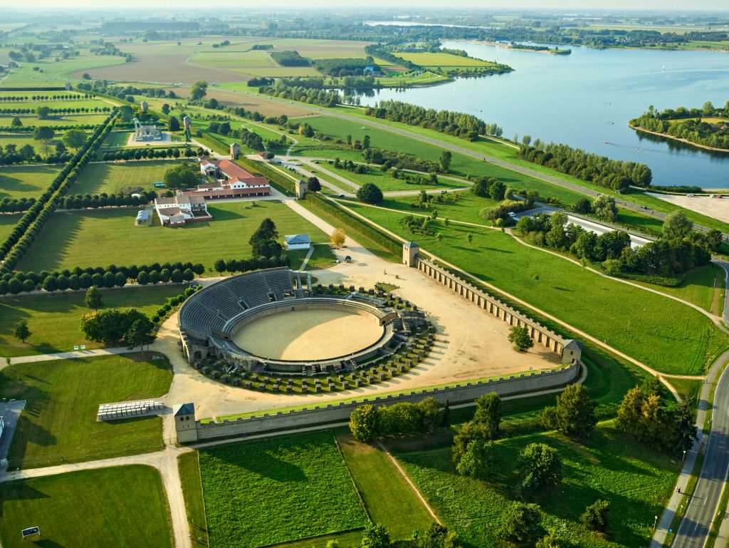 LVR-RömerMuseum im Archäologischen Park Xanten - Paddeln macht Spass